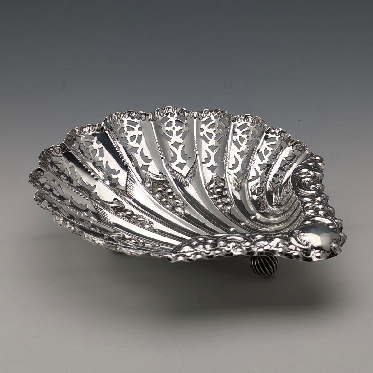 1895 British antique sterling silver shell-shaped footed dish, 88g, At – SILVER-LUG